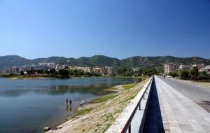 Të Shtëna Me A Më Tek Diga E Liqenit Artificial