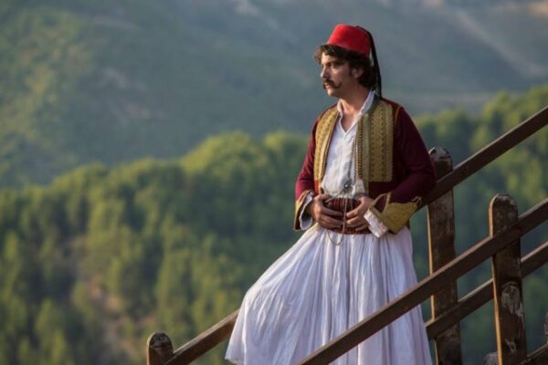 Laert Vasili në rolin e prijësit beqar Teodor