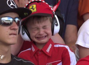 Përfundoi garën që në start, Raikkonen takon vogëlushin që ‘rrëmbeu ...