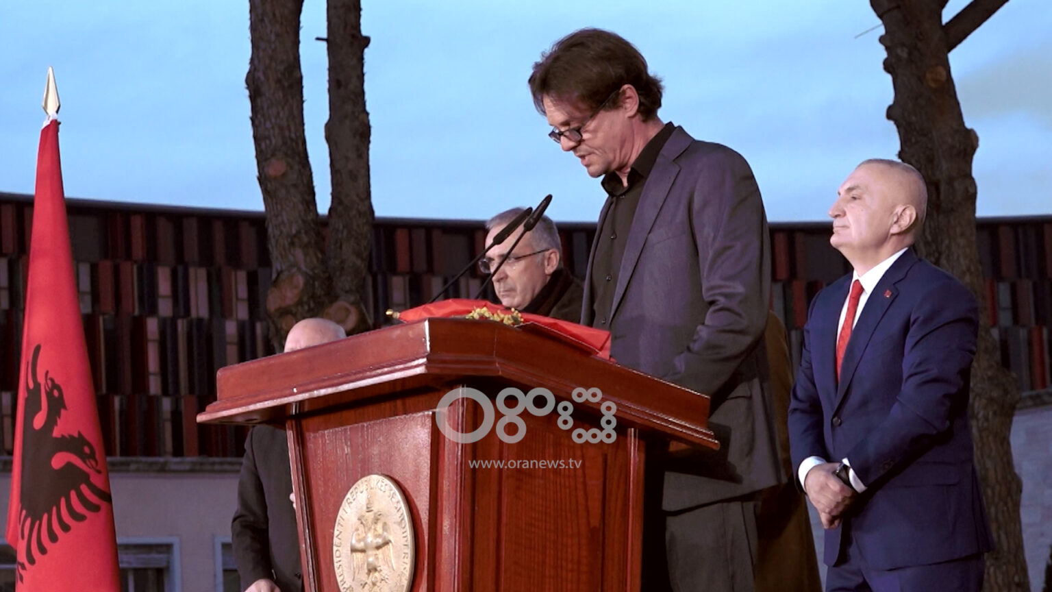 Neritan Liçaj moderon në shesh: Roli më i bukur i jetës time, jo skenik ...