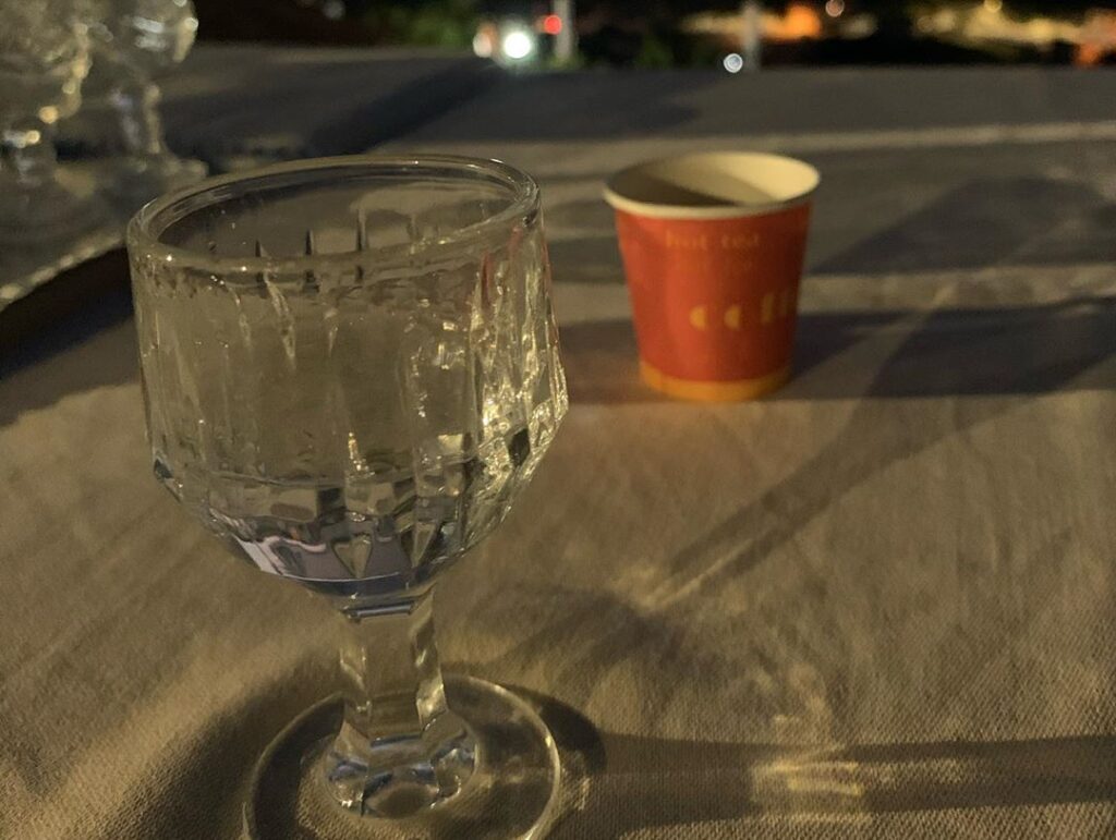 Ambasadorja Yuri Kim në Dhërmi: Ndalova për kafe dhe raki… (FOTO)