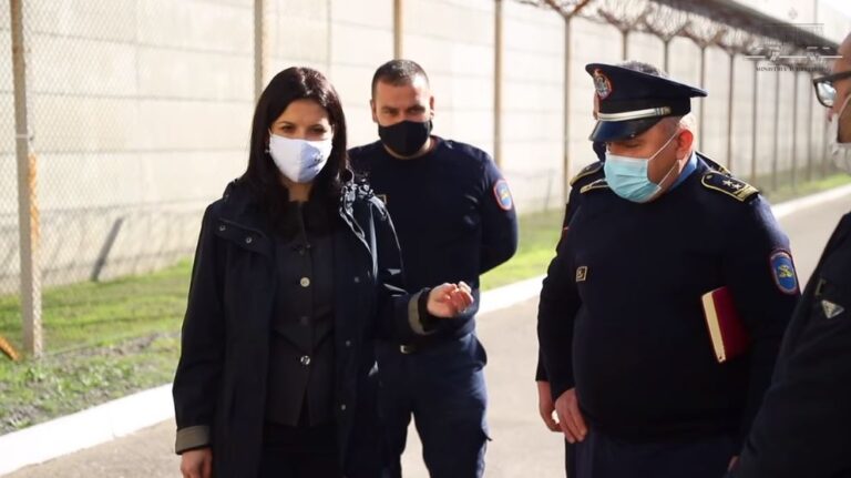 Covid-19 në burgje, Gjonaj kontroll në Elbasan: Dyfishim komunikim ...