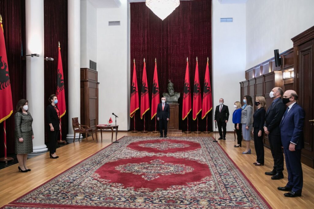 Anëtarja e re e Gjykatës Kushtetuese, Sonila Bejtja betohet para ...