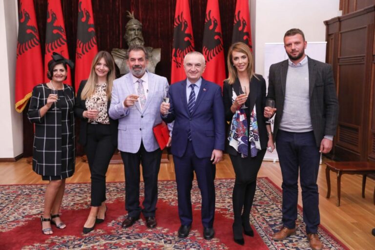 Meta dekoron aktorin Aleksandër Rrapi: Këta janë ambasadorët e kulturës ...