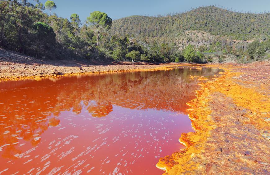 Liqeni më i ndotur në botë, ja ku ndodhet (FOTO)