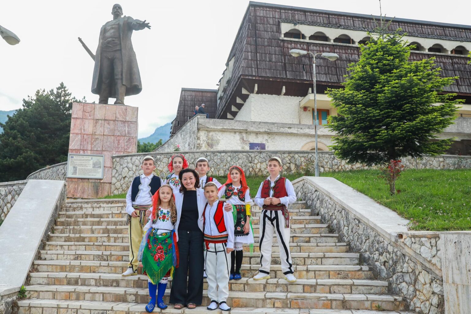 Ambasadorja Yuri Kim vizitë në Tropojë: Qyteti im më i pëlqyer në ...