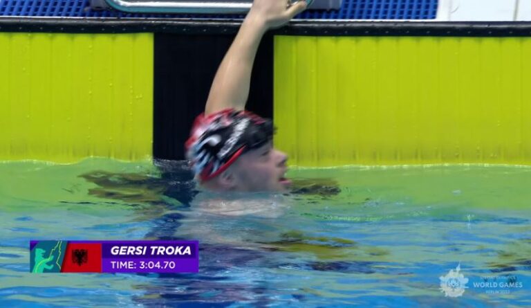 Gersi Troka triumfon në not, i jep Shqipërisë medalje ari në Lojërat Olimpike Speciale