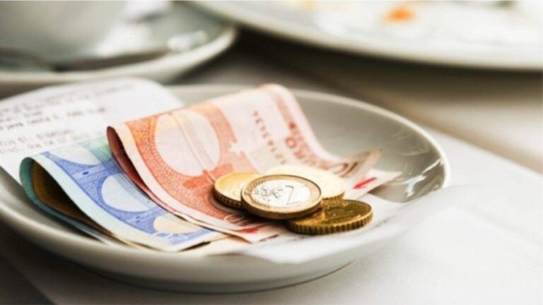 Monedha euro shkon nën 100 lekë, po gjatë sezonit turistik çfarë pritet?