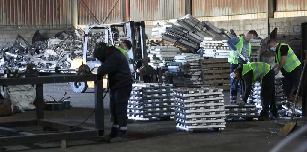 Punëtori indian humbi jetën në fabrikën e riciklimit të aluminit ...