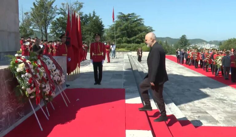 Edi Rama bën homazhe te “Nënë Shqipëri” – LAVDI DËSHMORËVE TË ATDHEUT