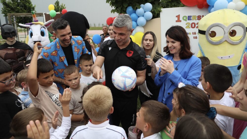 Dita ndërkombëtare e fëmijëve/ FSHF shpërndan dhurata për fëmijët në ...
