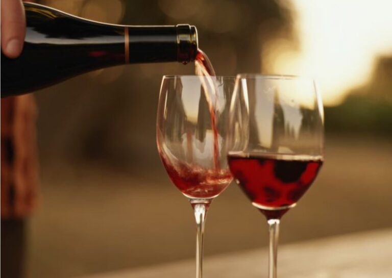 Një pije alkoolike në ditë ju shkurton jetën me 2.5 muaj