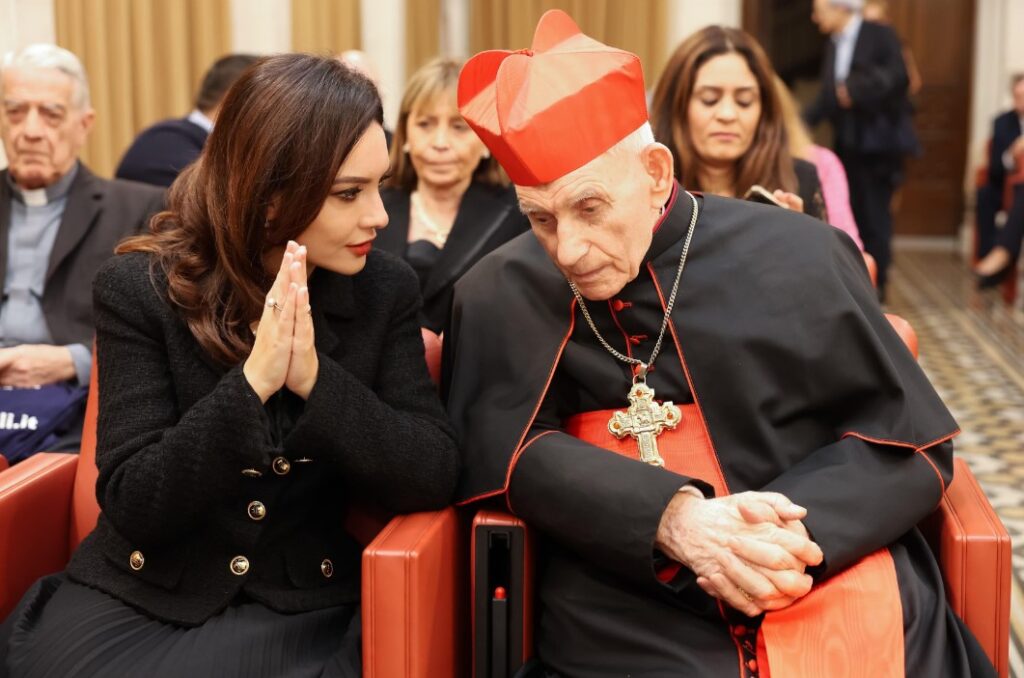 Elisa Spiropali në shfaqjen e dokumentarit “L’Attesa-Pritja” në Vatikan ...