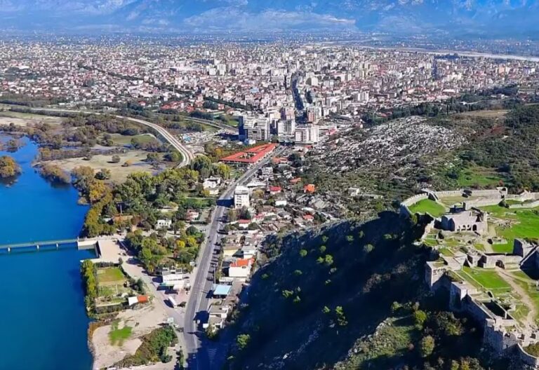 Benet Beci tregon disa nga kantieret e punëve të hapura në Shkodër