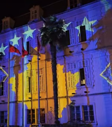 Benet Beci: “Gëzuar Kosovë!” – Bashkia Shkodër vishet me flamurin e ...