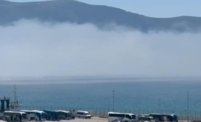 Mjegulla “pushton” bregdetin e Vlorës, meteorologia shpjegon fenomenin