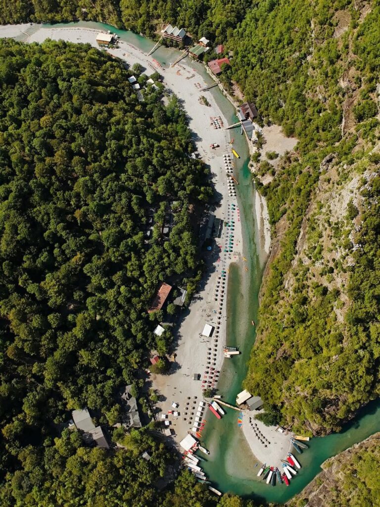 Pamje mahnitëse nga liqeni i Komanit dhe lumi i Shalës (FOTO)