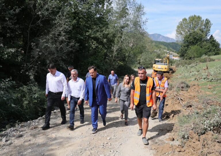 Nënkryetari Sulaj dëgjesë me banorët në Zall Bastar: Së shpejti nis ...