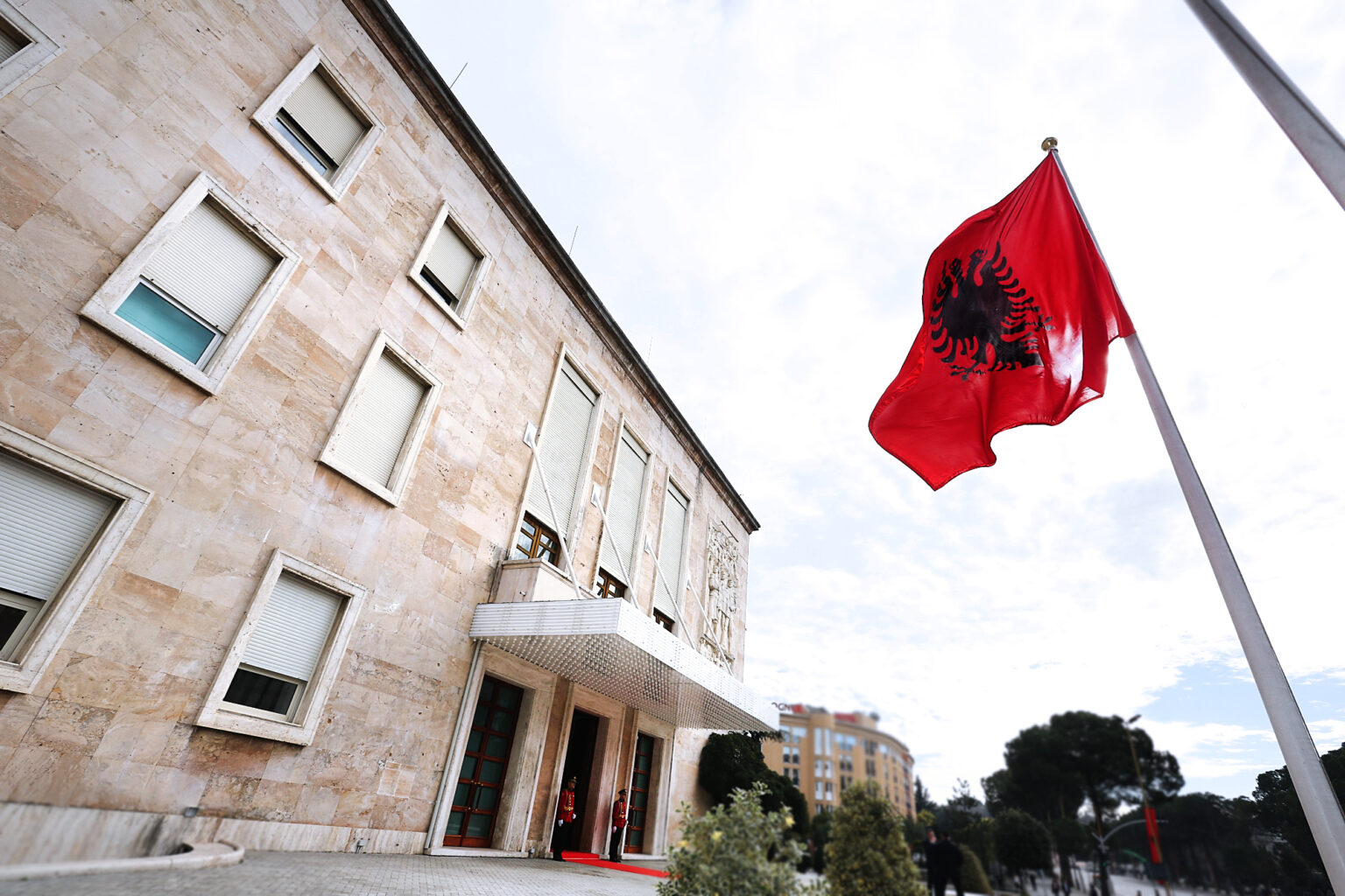 Qeveria blen ambasadë në Londër, shpërblen pensionistët dhe shlyen ...