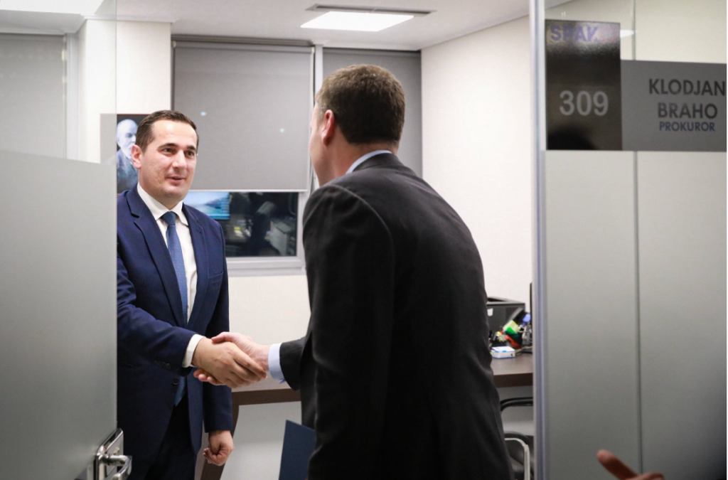 Mesazh i kriptuar amerikan për votimin e sotëm të KLP? Takuan dje ...