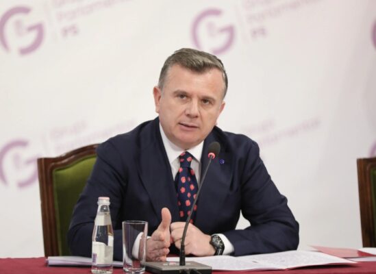 Balla publikon pamjet e dy personazheve në protestë: Nga propaganda pro ...